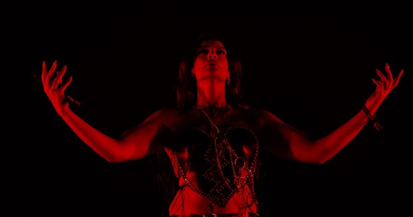 Ποιά είναι η γυναίκα πίσω από το TikTok viral "Alibi" | Athens DeeJay ...